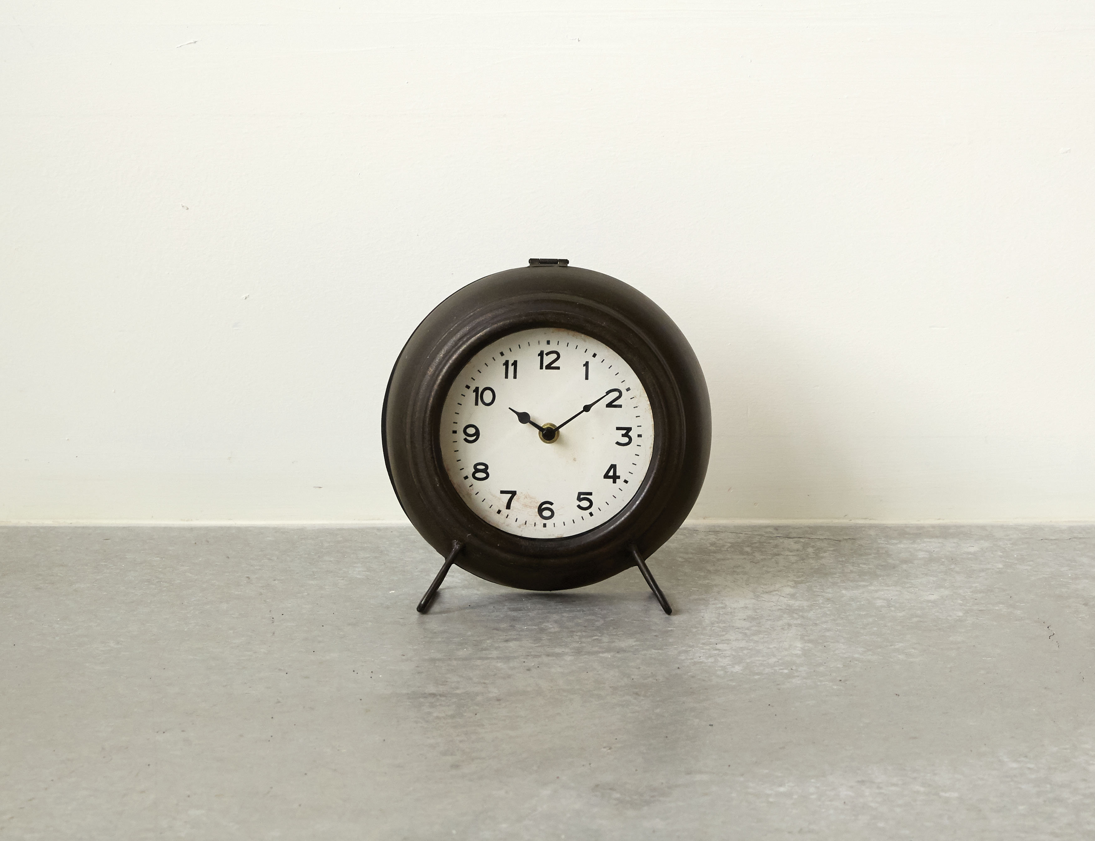 Charlton Home® Traditional Analog Metal Quartz Tabletop Clock in Black ...